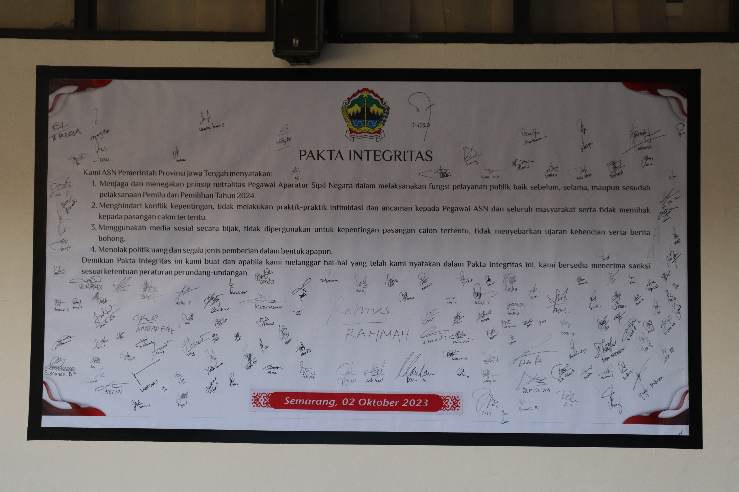 Ikrar dan penandatanganan Pakta Integritas Netralitas di Lingkup Badan Kepegawaian Daerah ...